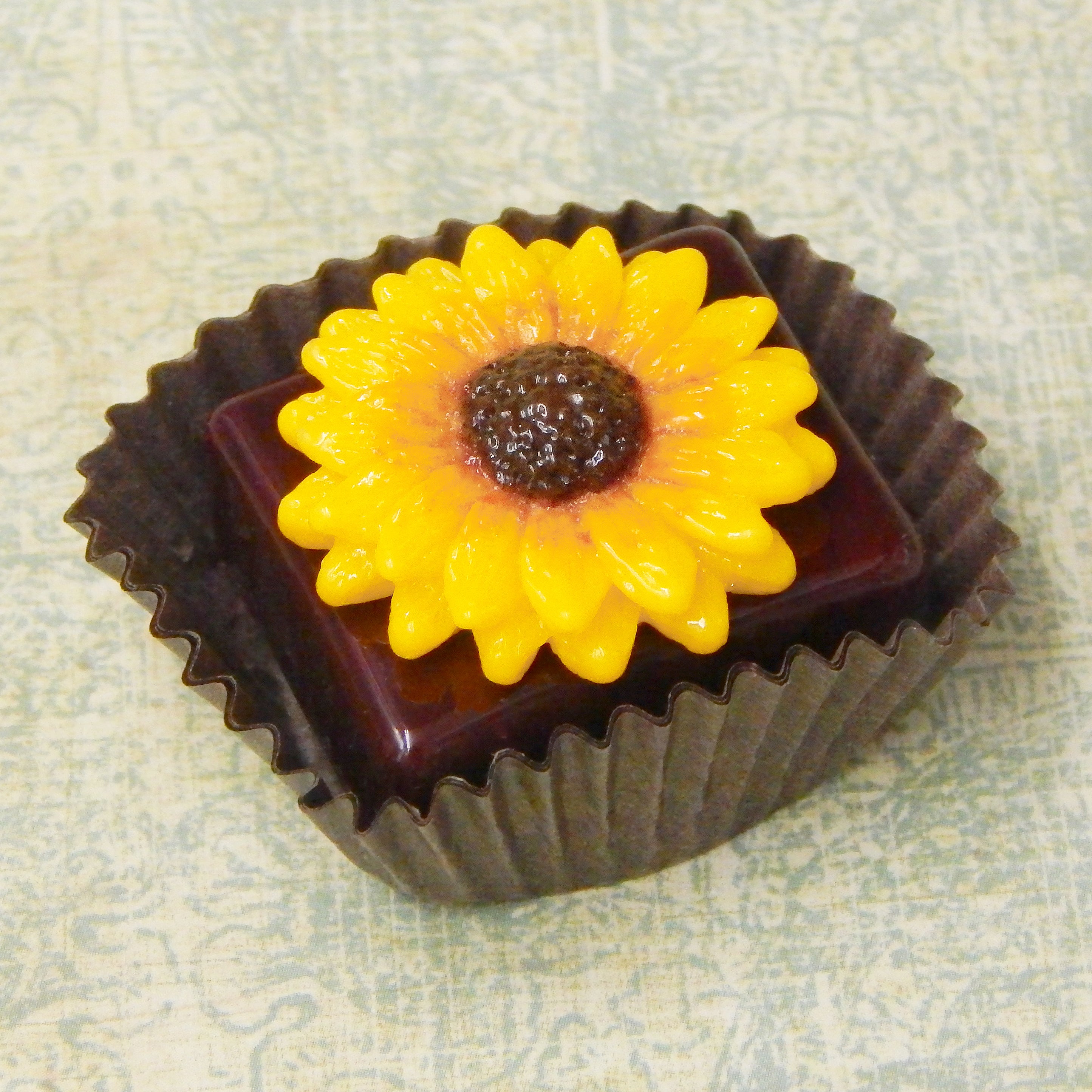 Sunflower Chocolate Petit Four (81-125CL) – Hulet Glass