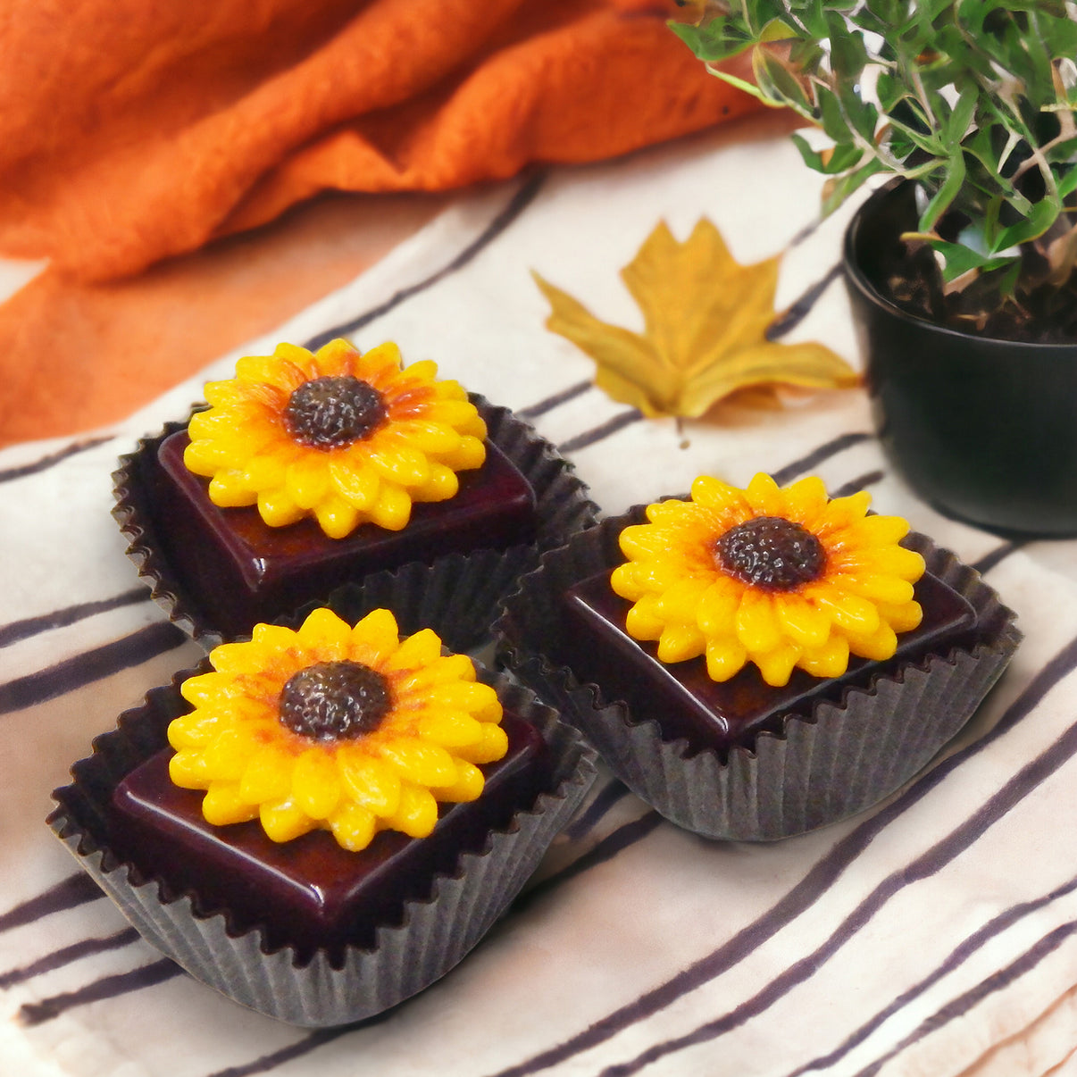 Sunflower Chocolate Petit Four (81-125CL) – Hulet Glass
