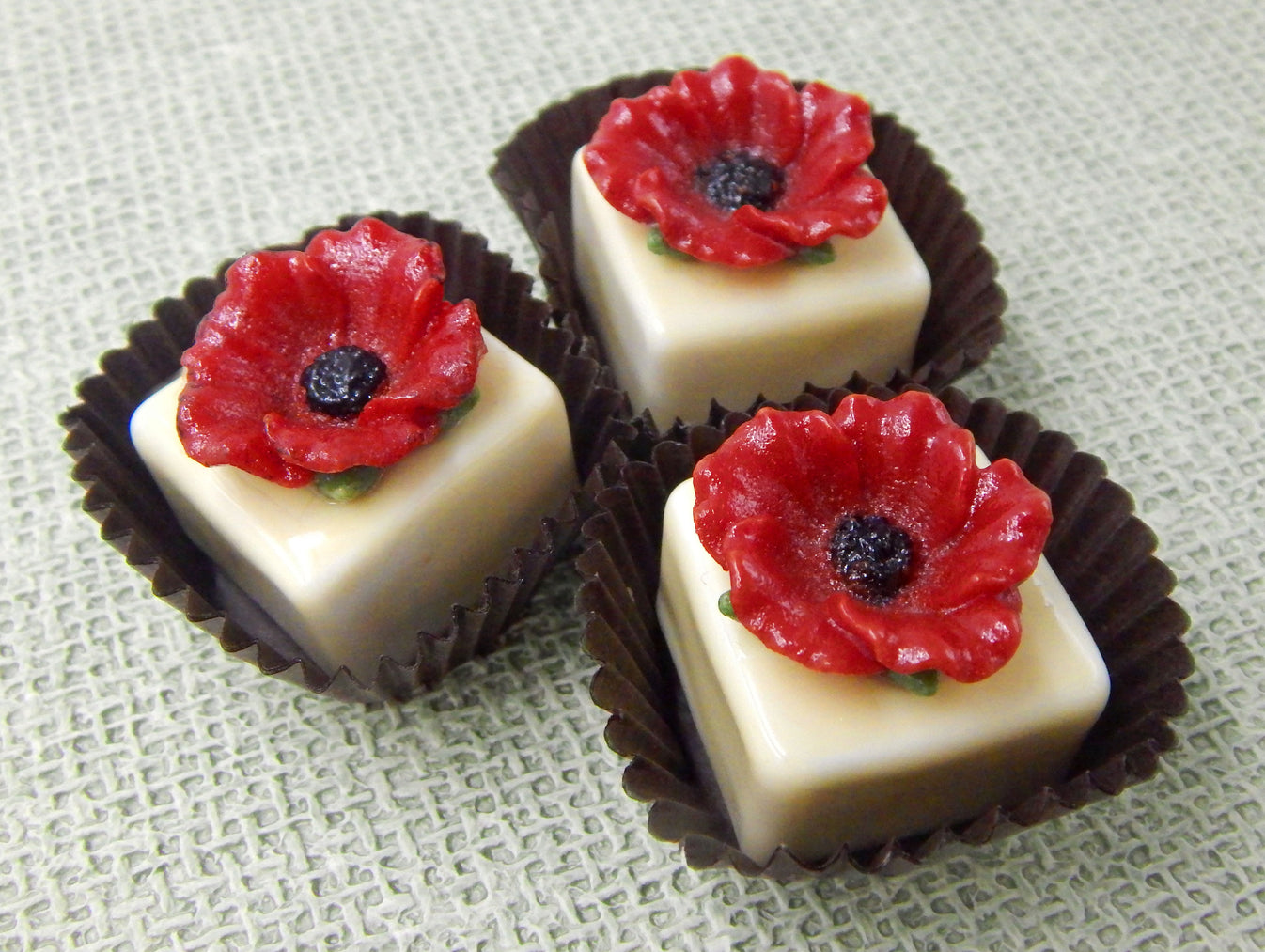 Red Poppy atop a Vanilla Petit Four Chocolate (81-101V) – Hulet Glass