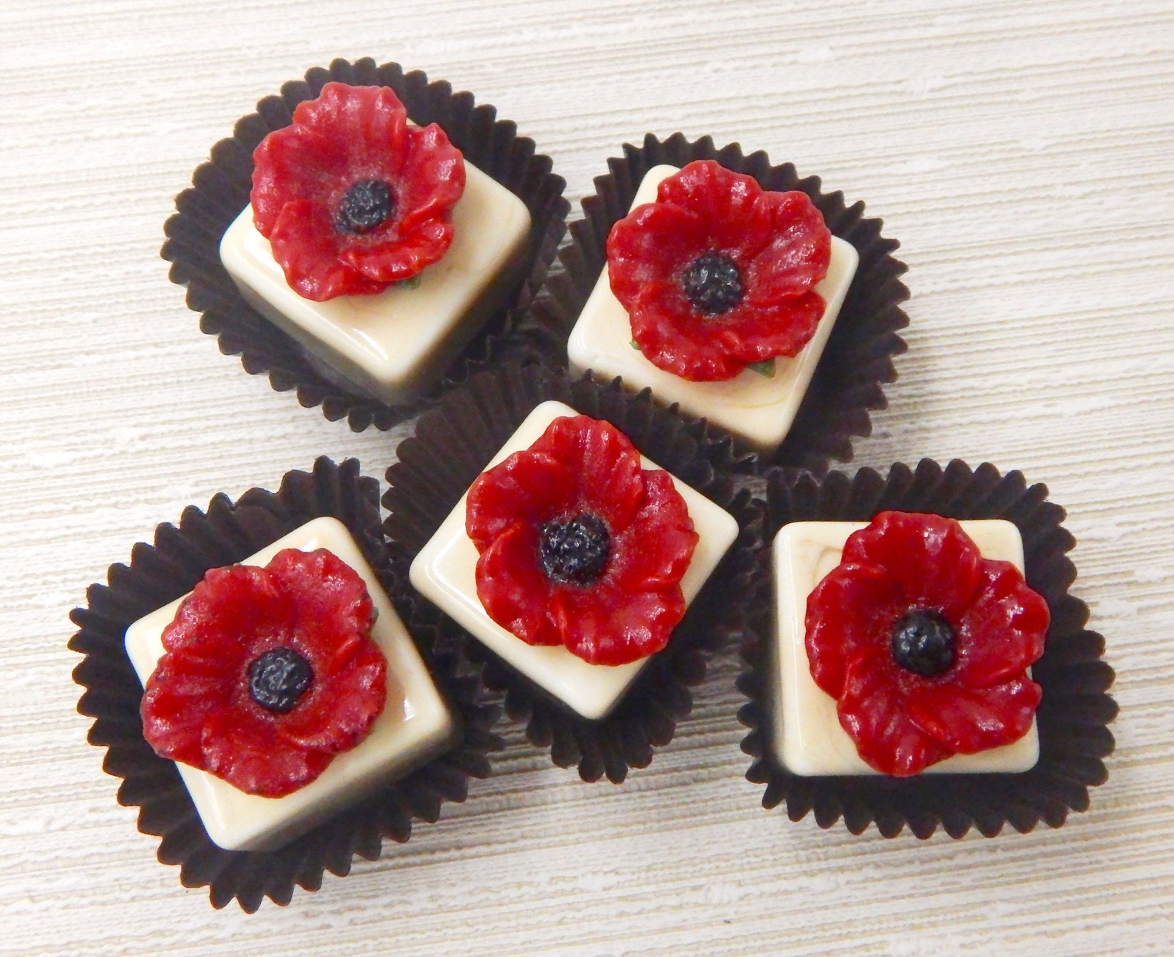 Red Poppy atop a Vanilla Petit Four Chocolate (81-101V) – Hulet Glass